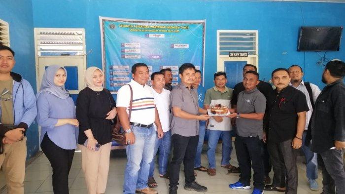 Surprise, Kejari Sambangi PWI Aceh Tenggara, Berikan Kue HPN 2024 ke Wartawan - tribungayo.com