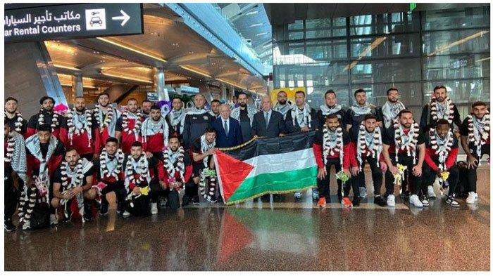 Piala Asia 2023: Timnas Palestina Tiba di Qatar Lengkap dengan Sorban ...