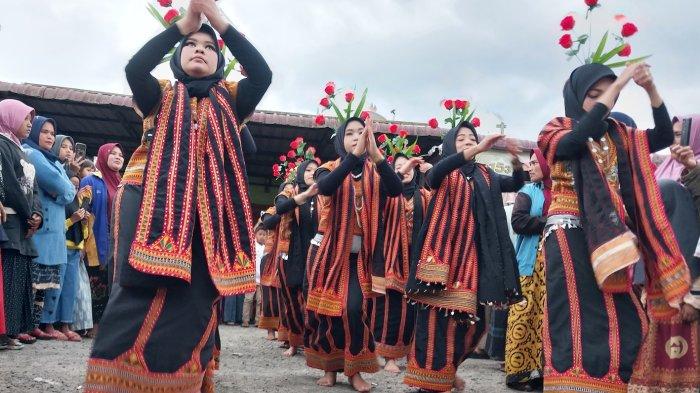 Ratusan Penari Saman dari Gayo Lues Disambut Tarian Bines dan Guel di ...
