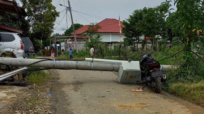 Trafo dan Tiang Listrik Tumbang ke Jalan, Arus Padam Total dan ...
