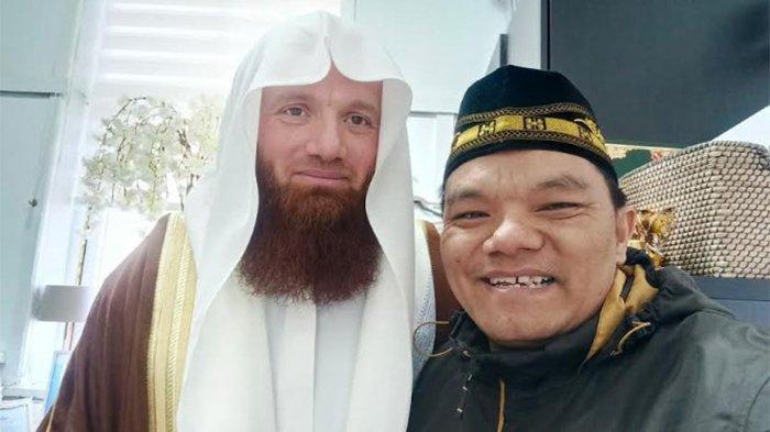 Yusradi Usman Al Gayoni Kumandangkan Azan di Sutton Central Masjid ...