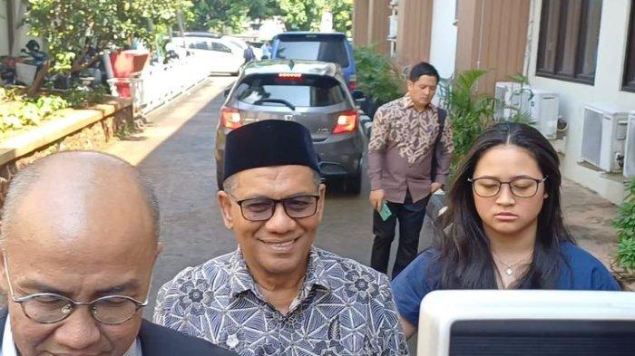 Jadi Saksi Sidang Cerai Anaknya dengan Ria Ricis, Ayah Teuku Ryan Bilang Fakta Ini - tribungayo.com
