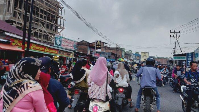 Warga Berburu Takjil Berbuka Puasa, Jalan Simpang Pante Raya Bener Meriah Macet - tribungayo.com