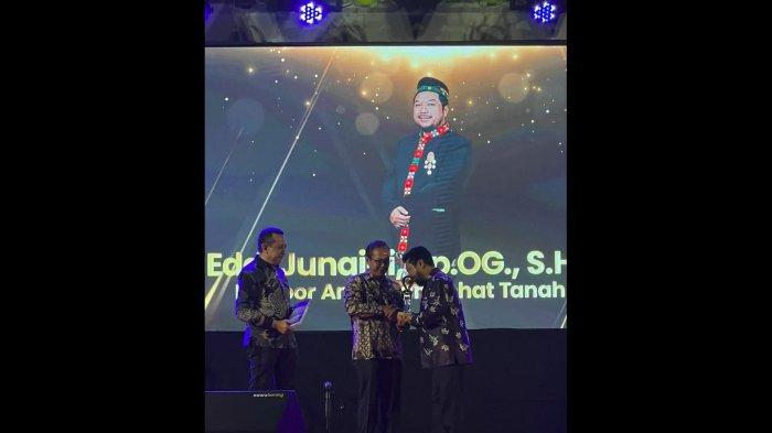 "Serambi Demokrasi Award" Penghargaan Kedua untuk dr Eddi Junaidi SpOG ...