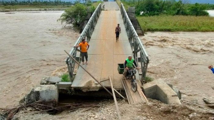 BREAKING NEWS: Jembatan Pantan Dona Ambruk Diterjang Banjir di Aceh Tenggara - tribungayo.com