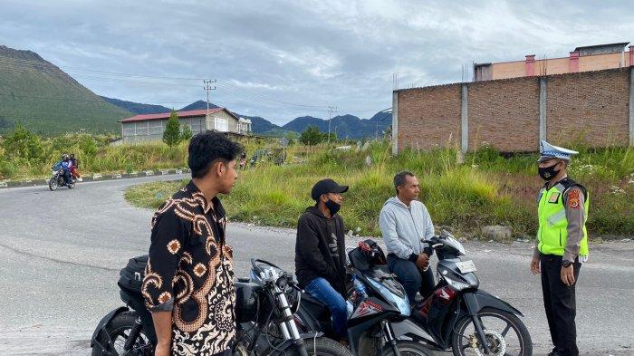 Tingkatkan Disiplin di Bener Meriah, Polisi Satlantas Tegur Pengendara yang Langgar Lalu Lintas ...