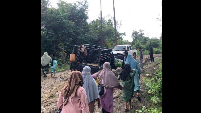 Penuh Haru, Rombongan Pengantin dari Aceh Tengah Susuri Jalan Becek ...