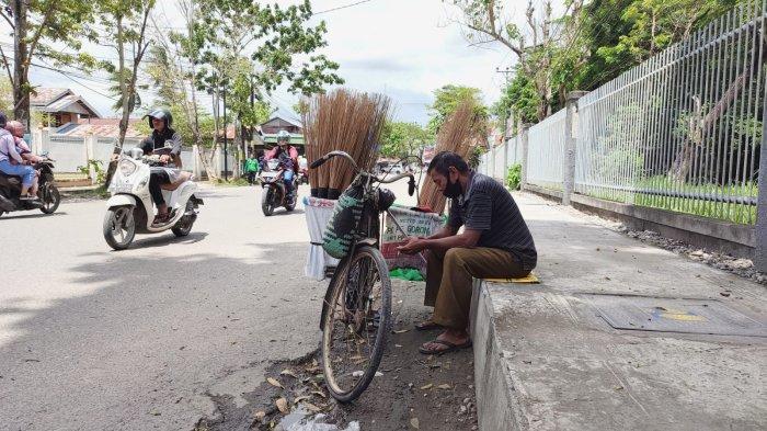 Yahya Ahmad Kayuh Sepeda 11 Km untuk Jualan Sapu Lidi - Tribun Gorontalo