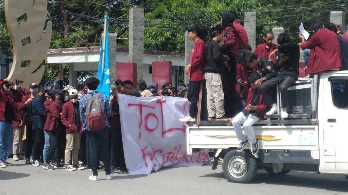 Lagi, Mahasiswa Beralmamater Merah Maron Turun ke Jalan Tolak Kenaikan ...