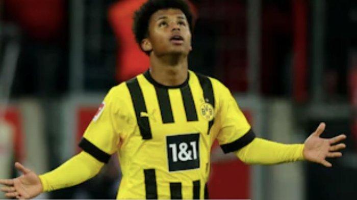 Real Madrid Incar Penyerang Borussia Dortmund Karim Adeyemi - Tribun ...