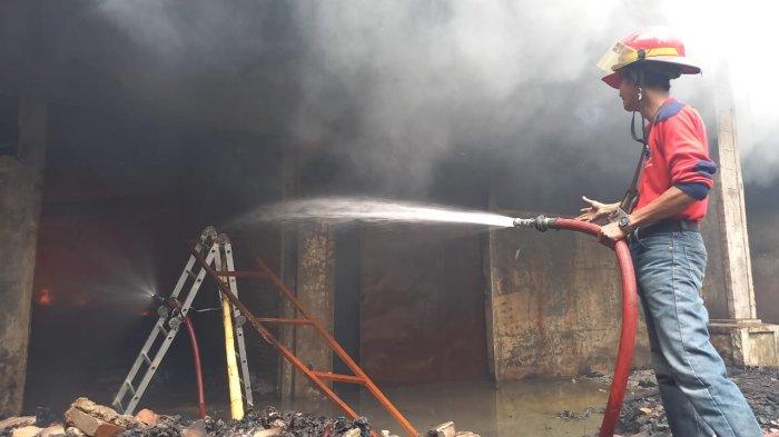 Api Berkobar 30-an Jam di Gudang Utama Shoes Gorontalo, Kebakaran Masih ...