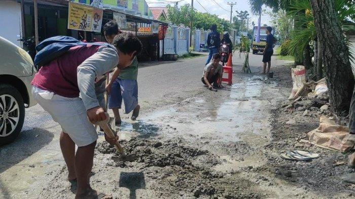Prihatin Jalan Rusak, Warga Patungan Perbaiki Jl KH Adam Zakaria Kota ...