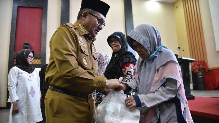 Marten Taha Salurkan 600 Paket Sembako di HUT Ke-22 Baznas - Tribun Gorontalo
