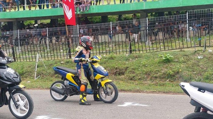 Aksi Dela Posangi Curi Perhatian Penonton Balap Motor Gorontalo, Satu ...