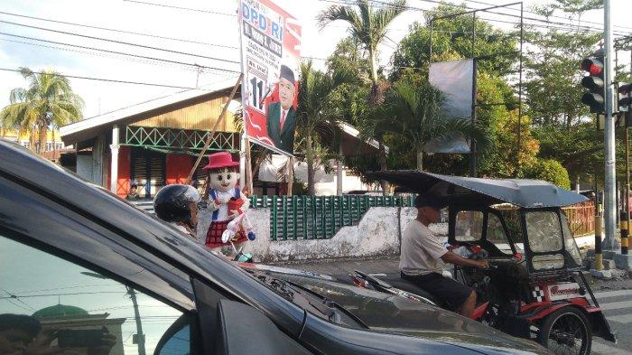 Cerita Azis Angatu, Badut Jalanan di Gorontalo - Tribun Gorontalo