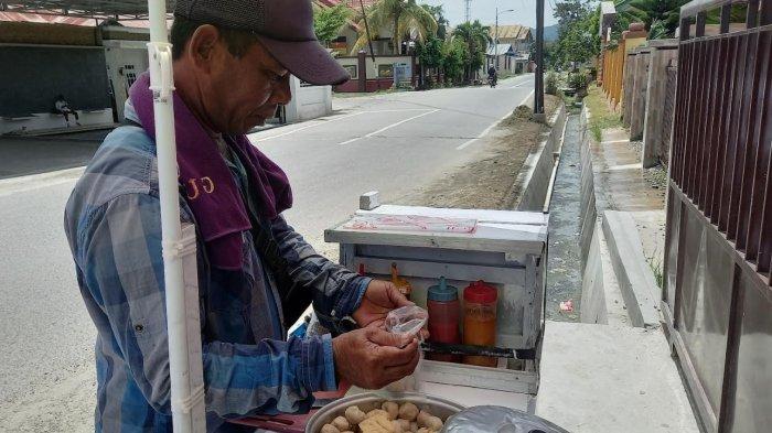 Kisah Deni, Rela Berpeluh Jualan Siomay Keliling Demi Keluarga - Tribun ...