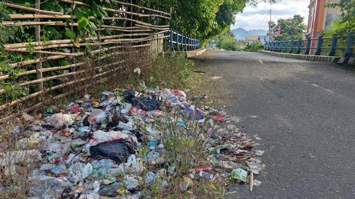 Sampah Menggunung di Jembatan Boalemo Gorontalo, Baunya Bikin Mual ...