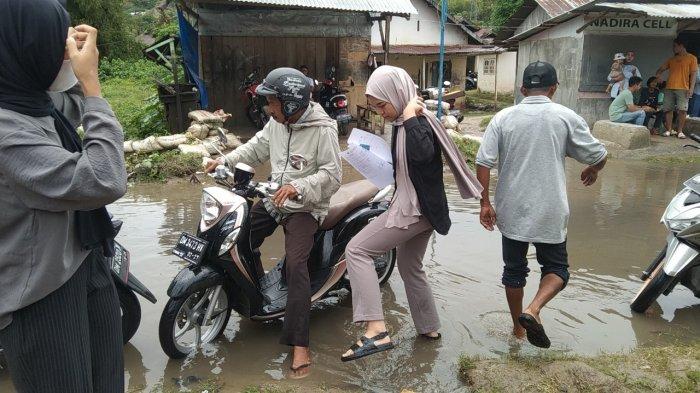 Jalan Menuju TPS 06 Tenilo Tergenang Air Akibat Hujan, Warga Tetap ...