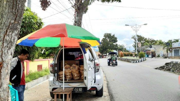 Cerita Idris, Penjual Kerupuk Singkong Gula Merah di Gorontalo - Tribun Gorontalo