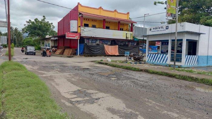 Jalan Lubang di Jalan Poros Utama Kabupaten Boalemo Gorontalo ...