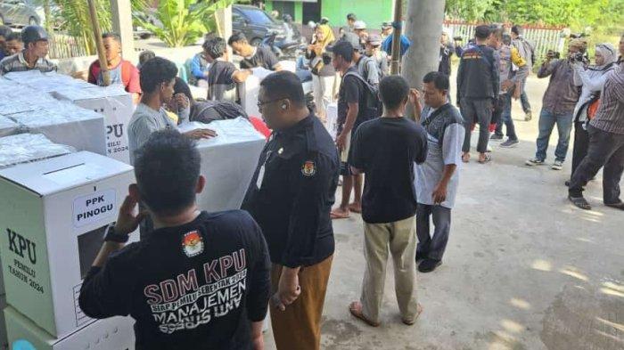 10 Jam Jalan Kaki Lewati Hutan, Logistik Pemilu 2024 Akhirnya Tiba di ...