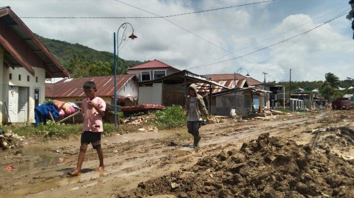 Banjir Surut, Namun Lumpur Terbal Masih Hambat Aktivitas Warga Tenilo ...