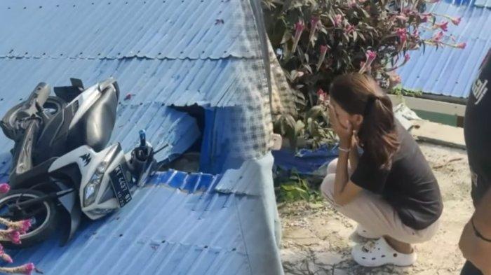 Viral Sepeda Motor Nyangkut di Atap Rumah, Diduga Karena Rem Blong ...