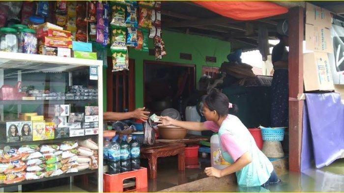 Tak Peduli Banjir Setinggi Pinggang, Warung Kelontong Kabupaten Gorontalo Ini Tetap Layani ...
