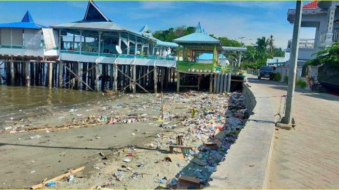 Jorok! Sampah Berserakan di Bibir Pantai Desa Pentadio Barat Kabupaten Boalemo - Tribun Gorontalo