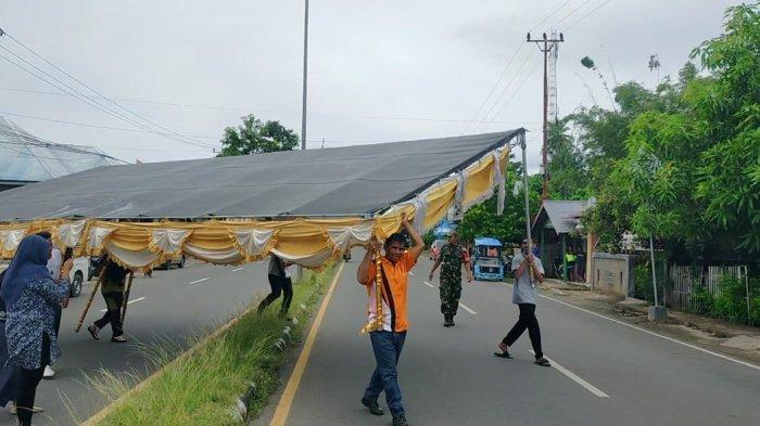 Tanah Becek Akibat Hujan Deras, TPS di Desa Mohungo Gorontalo Pindah ...
