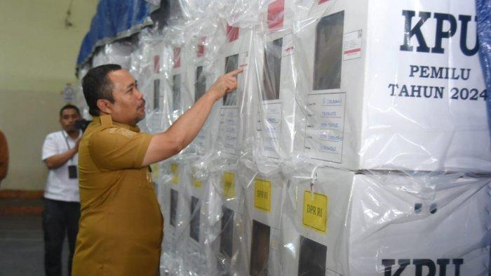 Pj Gubernur Gorontalo Ismail Pakaya Pantau Ditribusi Logistik Pemilu 2024 - Tribun Gorontalo