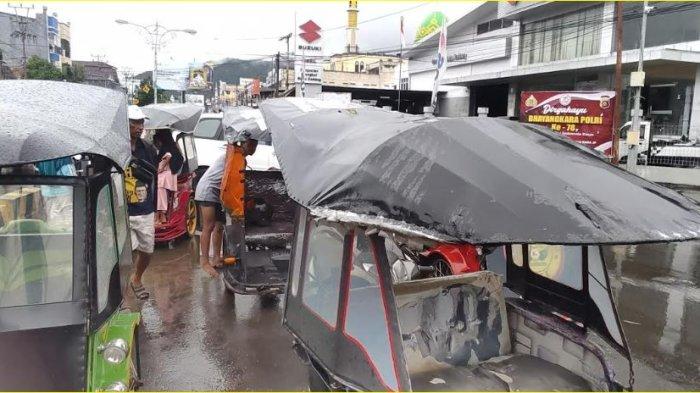 Banjir di Tugu Saronde Kota Gorontalo, Puluhan Kendaraan Mogok Berjamaah - Tribun Gorontalo