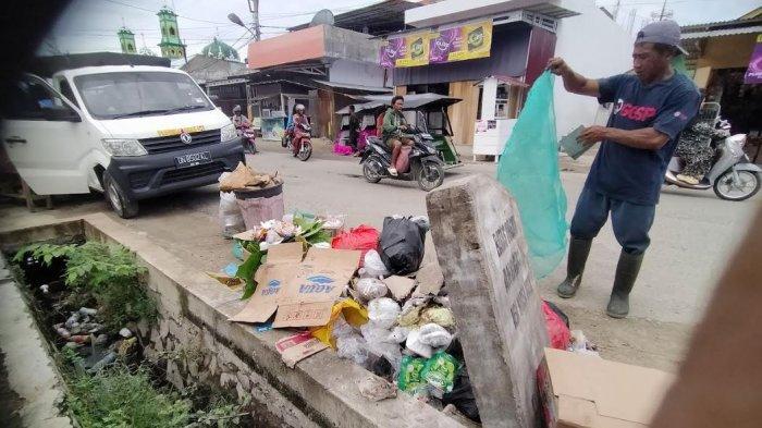 Sampah Menumpuk di Bibir Jalan Ibukota Pohuwato Gorontalo, Warga Mengeluh Bau Busuk - Tribun ...