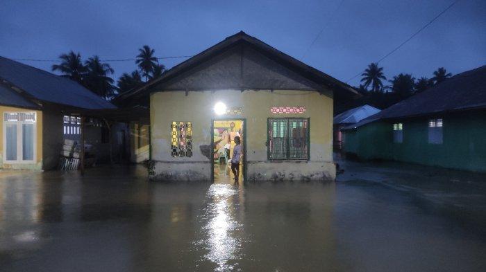 Rumah Warga Poowo Gorontalo Terendam Banjir, Penghuni Terpaksa ...