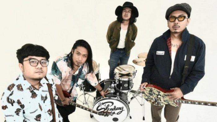 Lirik Lagu Waduh Slendang Pita, Single Baru dari Band Komika Praz Teguh ...