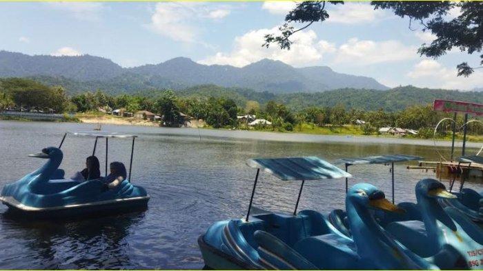 Wahana Bebek Air Ramai Disewa Wisatawan Danau Perintis Gorontalo ...