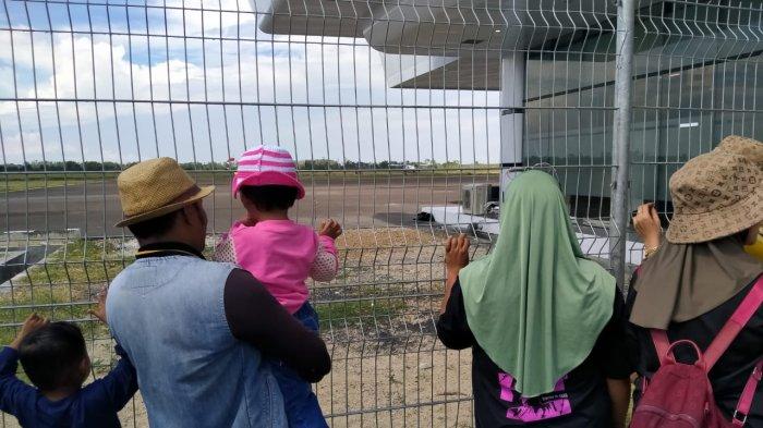 Dari Balik Pagar, Warga Pohuwato Antusias Lihat Pesawat Landing di ...