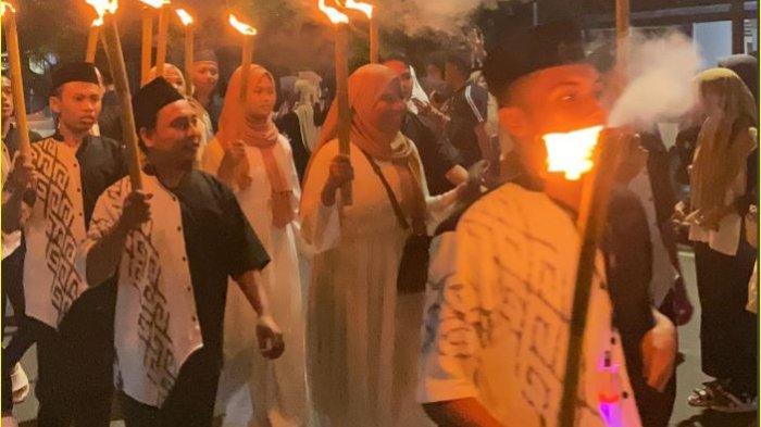 Ribuan Obor Terangi Jalan Raja Eyato Kota Gorontalo saat Karnaval ...