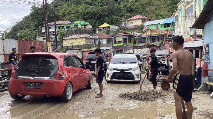 Warga Talumolo dan Leato Bersihkan Jalan Setelah Banjir di Kota ...