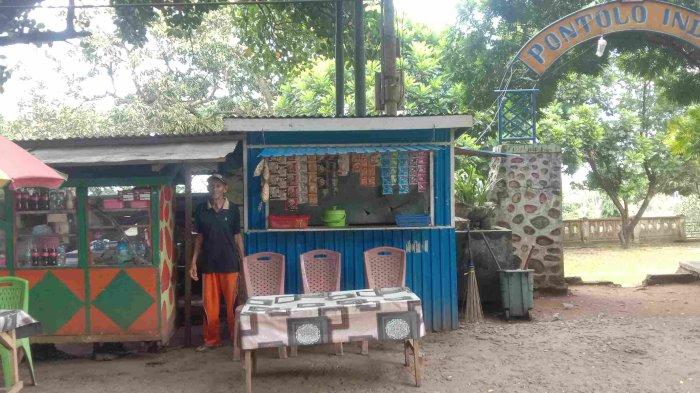 Udin Lamaju Jual Makanan di Taman Pontolo Indah, Gorontalo Utara Demi ...