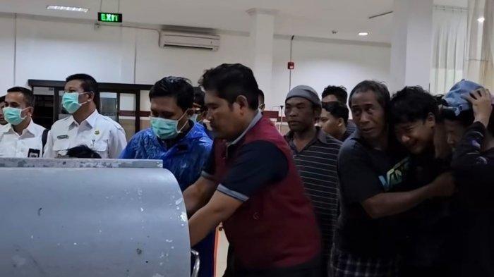 Hujan Deras Guyur Provinsi Bali Akibatkan Petugas Kebersihan Tewas Tertimpa Tiang Listrik ...