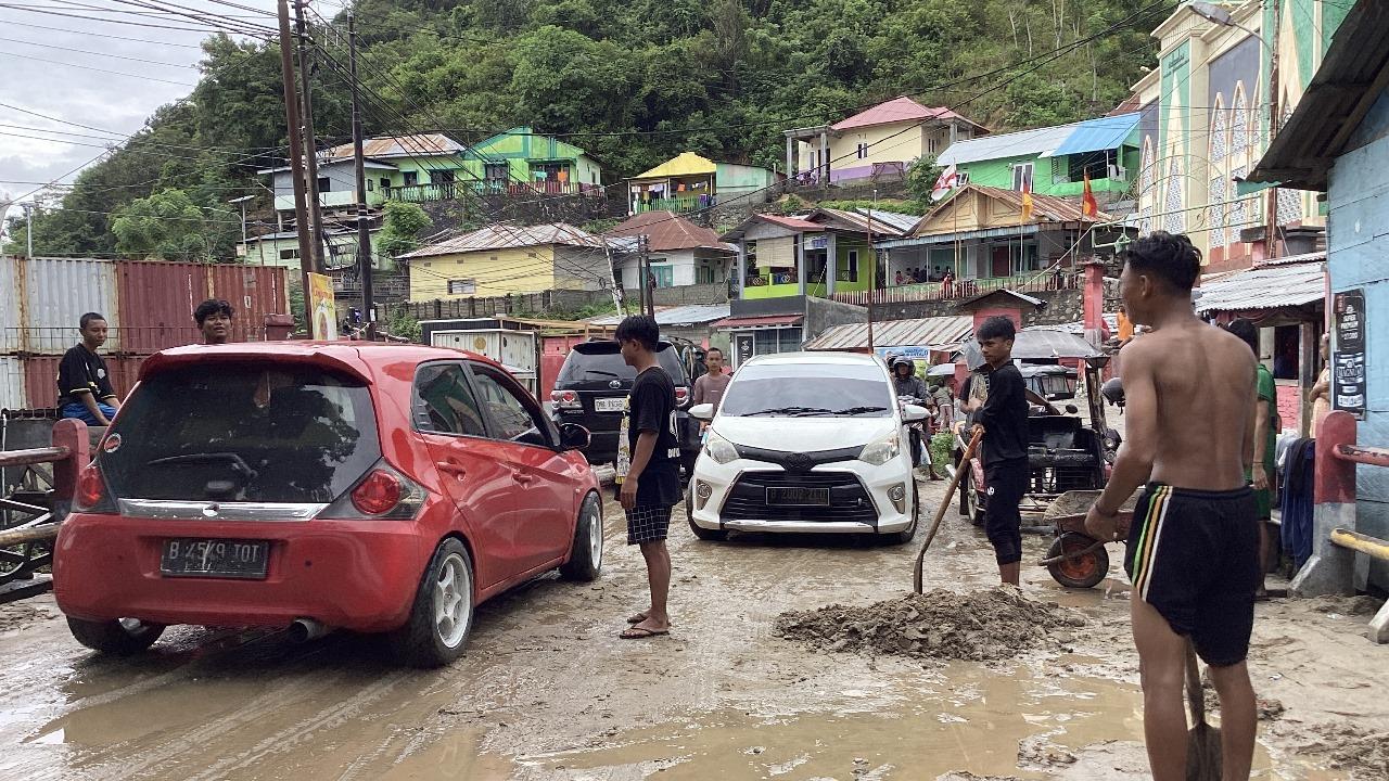 Warga Talumolo dan Leato Bersihkan Jalan Setelah Banjir di Kota ...