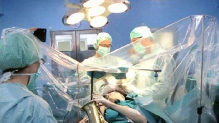 Mengenal Awake Brain Surgery, Pembedahan pada Kepala dalam Keadaan ...