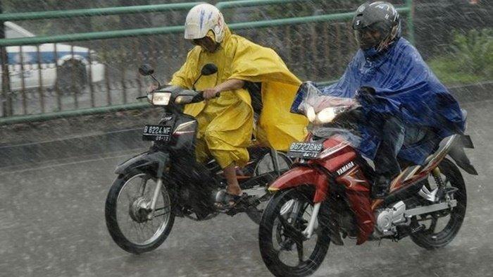 Cara Memilih Jas Hujan yang Aman untuk Pengendara Motor, Gunakan yang Berwarna Terang ...