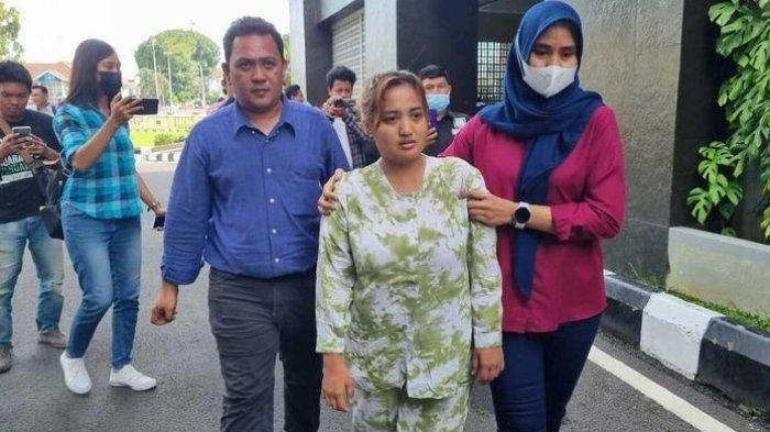 Setelah Diperiksa Selama 14 Jam, Lina Mukherjee Batal Ditahan Diduga Karena Penyakitnya Kambuh ...