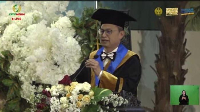 Prof. dr. Taruna Ikrar, M.Biomed., PhD Menyampaikan Pidato pada Acara Wisuda ke-105 UNESA ...
