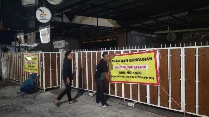 Sejumlah Orang Pasang Spanduk 'Segel' Rumah Kontrakan Mantan Rektor ...