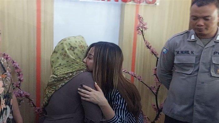 Buntut Viral, Seleb TikTok yang Memaki Siswi Magang Menangis Minta Maaf, Suami Dicopot dari ...