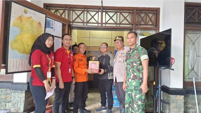 Alfamart Salurkan Bantuan Paket Sembako Bantu Warga Terdampak Banjir di Kabupaten Sukabumi ...