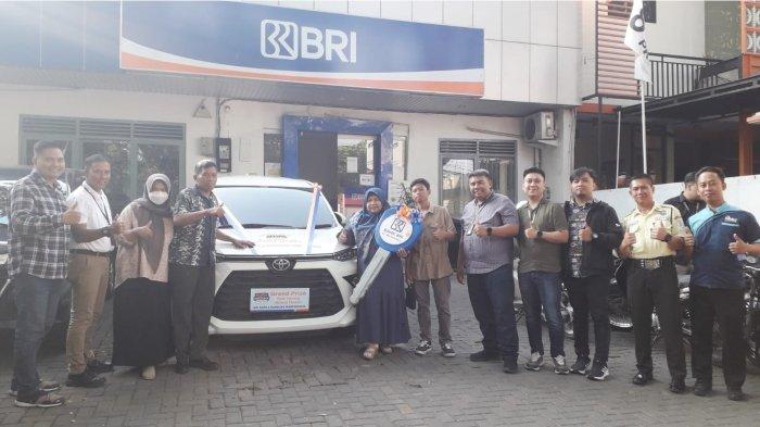 Branch Office Head BRI Bandung Martadinata Menyerahkan Mobil Avanza Nasabah Simpedes BRI ...